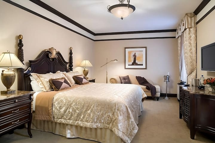 4 Sleek Deluxe Rooms, Manhattan Delight! - Manhattan, NY