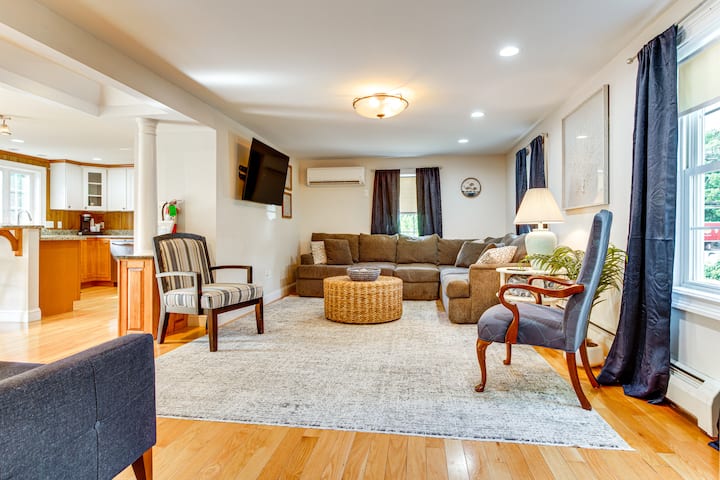 Downtown Ogunquit Home: 1 Mi To Beach! - Ogunquit, ME