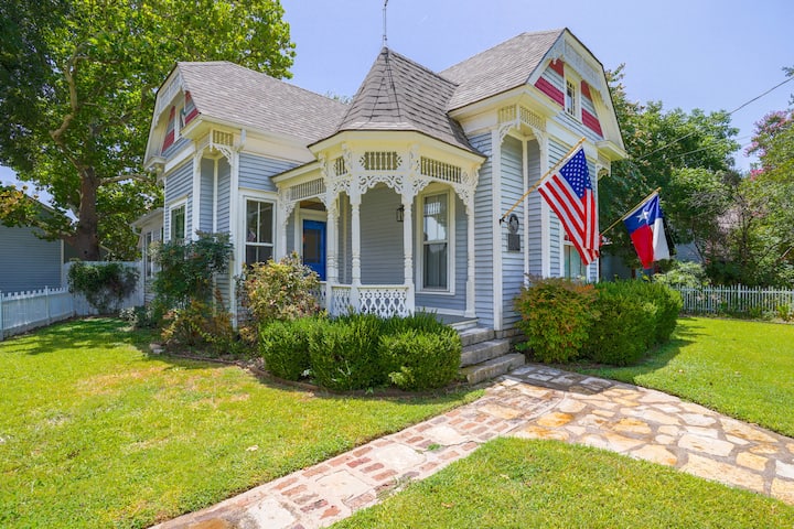 Granbury Home W/ Fire Pit, Walk To The Square! - Granbury, TX