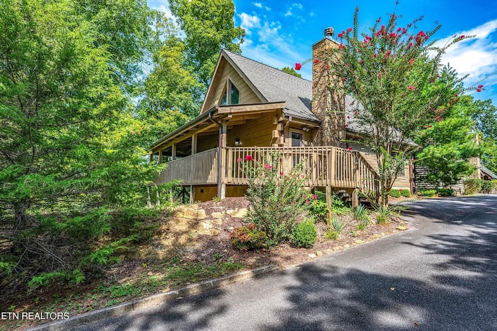 Honey Pine Lodge: Sweet Stays Among The Pines - Sevierville, TN