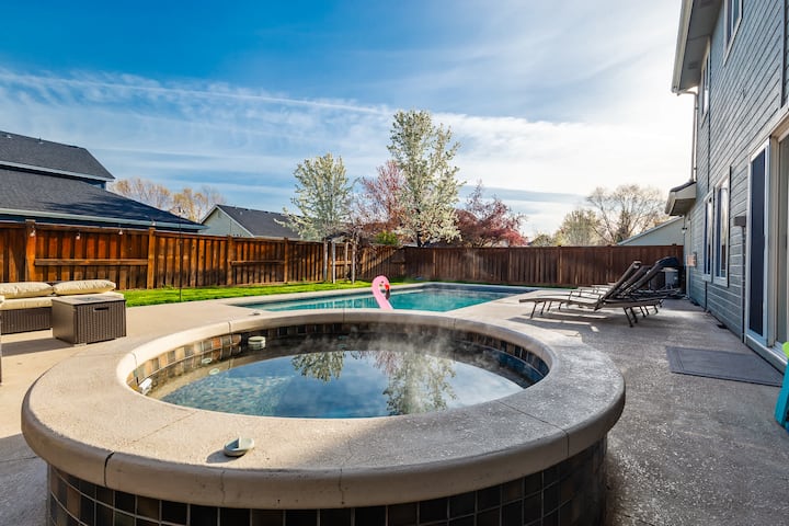 Hot Tub, Fireplace, Games At Maxine's Getaway! - Meridian, ID