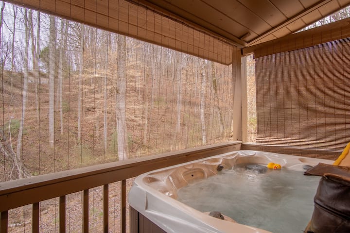 Cozy Hot Tub Cabin! - Bryson City, NC