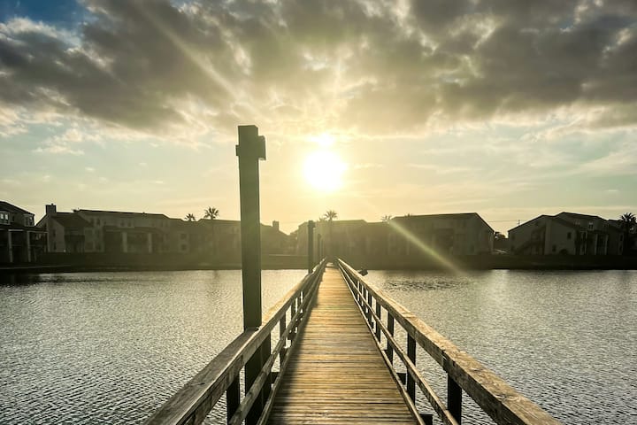 Waterfront 3br Condo With Bay View & Outdoor Pool - Rockport, TX