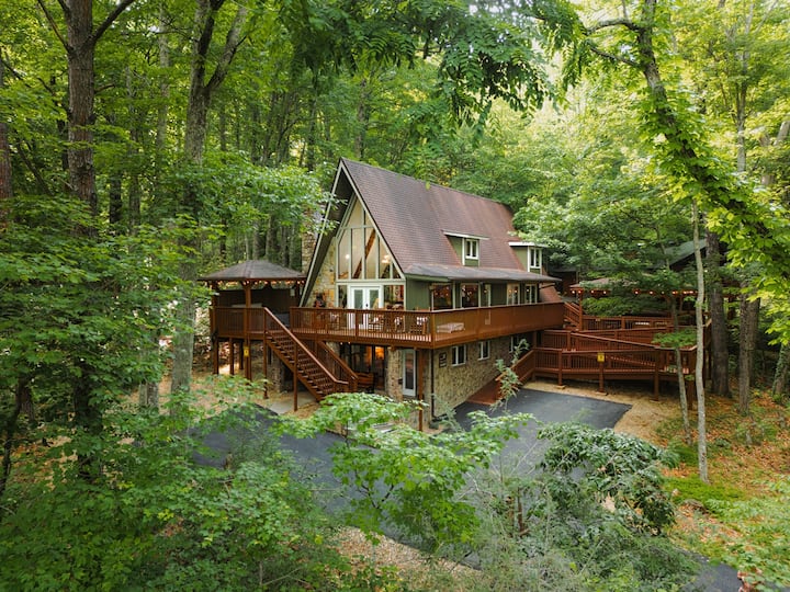 1 Mile To Dt, Hot Tub, Game Room & Fire Table! - Gatlinburg, TN