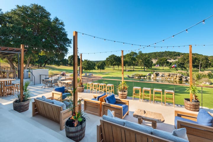2 Comfortable Units W/ Free Parking! Onsite Pool! - Boerne, TX