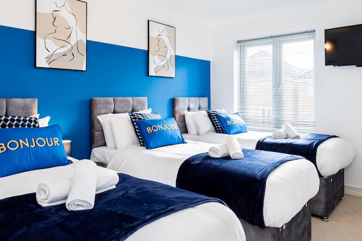 Book Now! 9beds, 2.5baths • Family & Work Stay! - Reading