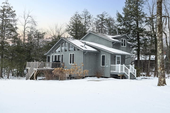 Lakeside 3-br Berkshires Residence - Greenwater Pond, MA