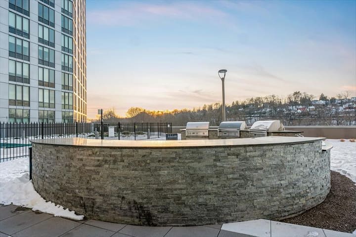 Downtown 1 Br | Desk + Wi-fi | Kitchen + W/d - White Plains, NY
