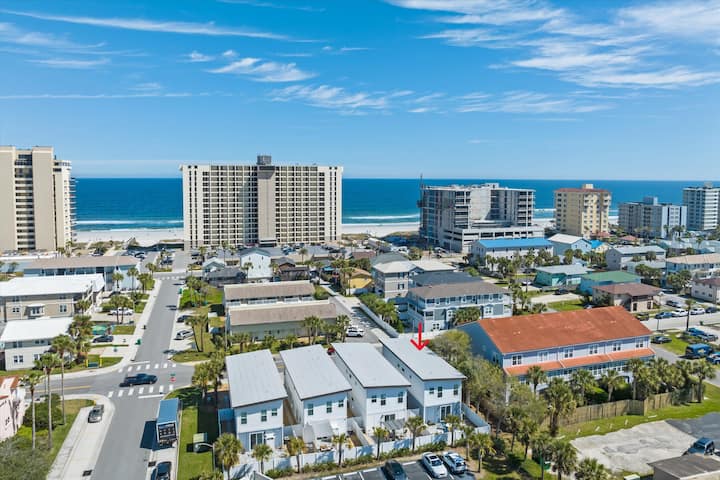 Luxury Home 1 Block To Beach With Game Room - Jacksonville Beach, FL
