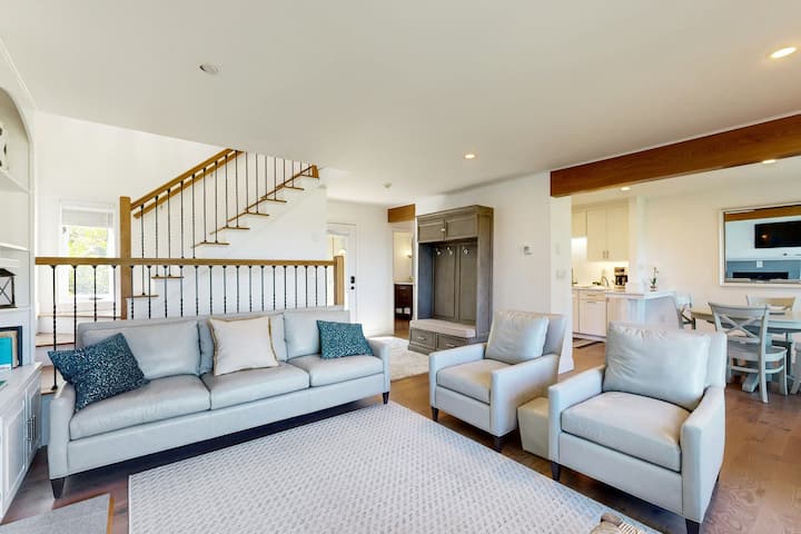 Lakeside 2br With Beach Access, Pool, & Firepit - Lake Winnipesaukee, NH