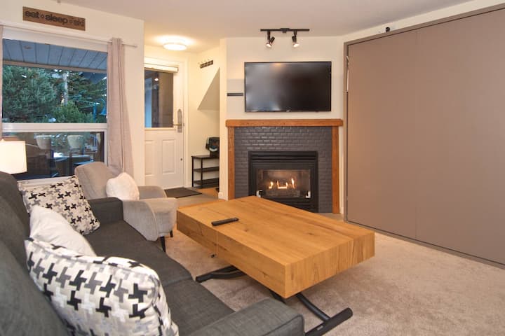 Glacier's Reach One Level Townhouse, Fully - 威士拿