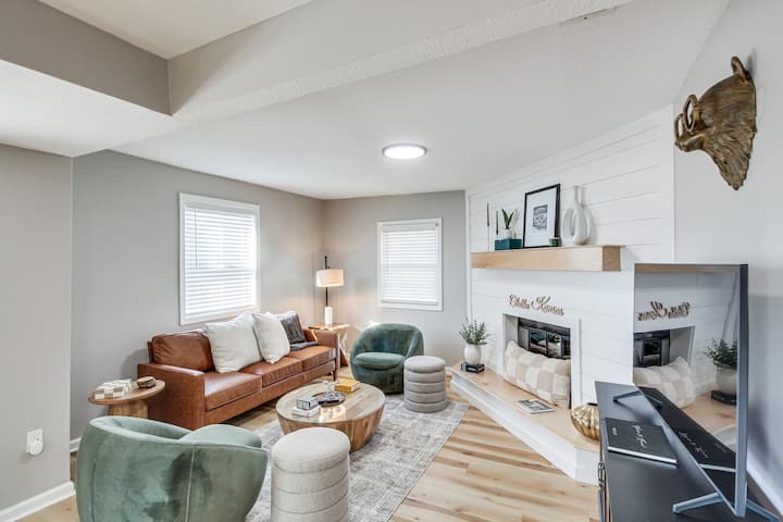 Modern & Stylish Olathe Home In Prime Location - Spring Hill, KS