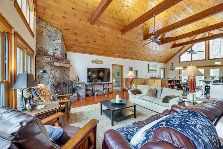 Cabin W/ Hot Tub And Wifi: 4 Mi To Snowshoe Resort - Snowshoe Mountain Resort, WV