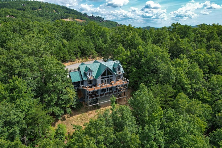 Cabin W/ Mountain Views, Hot Tub & Game Room! - Townsend, TN