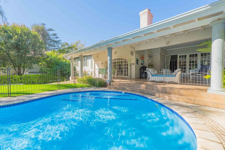 Classic Sandton Manor With Pool, Gardens & Patios - Sandton