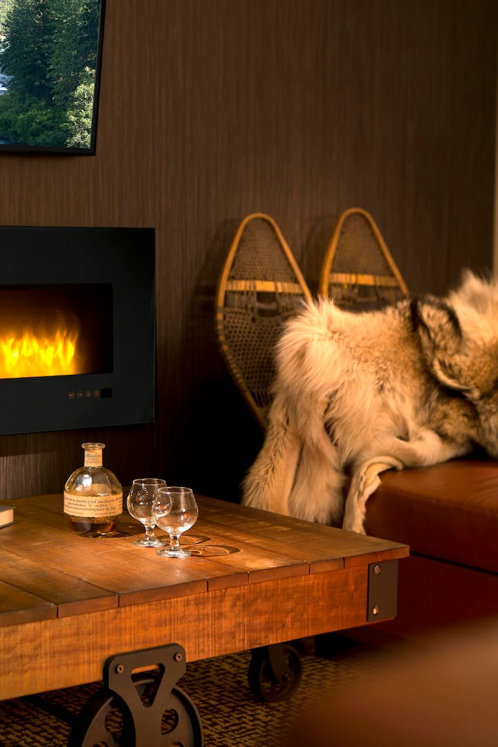 Lodge-like Vibe On The Shore Of Lake Spenard - Anchorage, AK