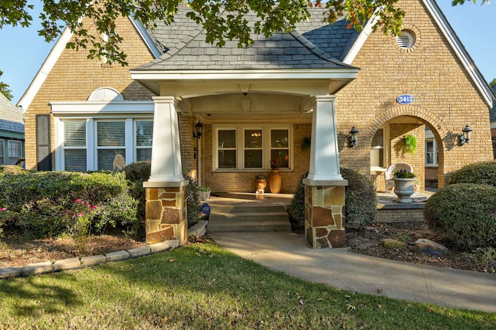 Classic Luxury Tudor  And Garden Studio - Oklahoma City, OK