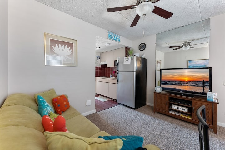 1 Br, 1 Bath Condo W/ A Gorgeous Pool & Sundeck! - Wildwood, NJ