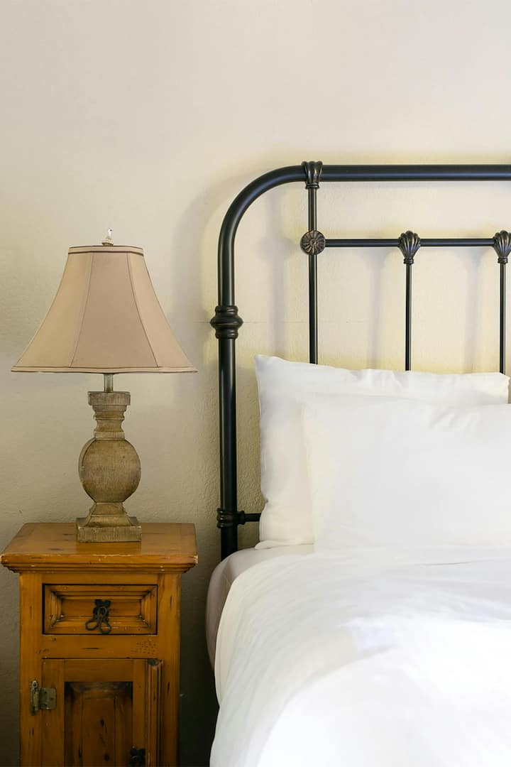 Onsite Dining, Camp Shop & Tavern With Live Music - Big Sur, CA