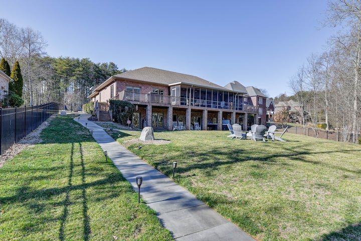 Waterfront Lake Norman Retreat W/ Dock + Hot Tub! - Lake Norman, NC