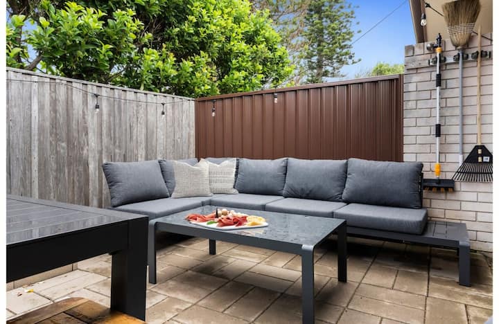 Light Filled Villa Moments To The Beach! - Bateau Bay