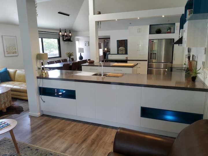 Coach House Lodge - Bright