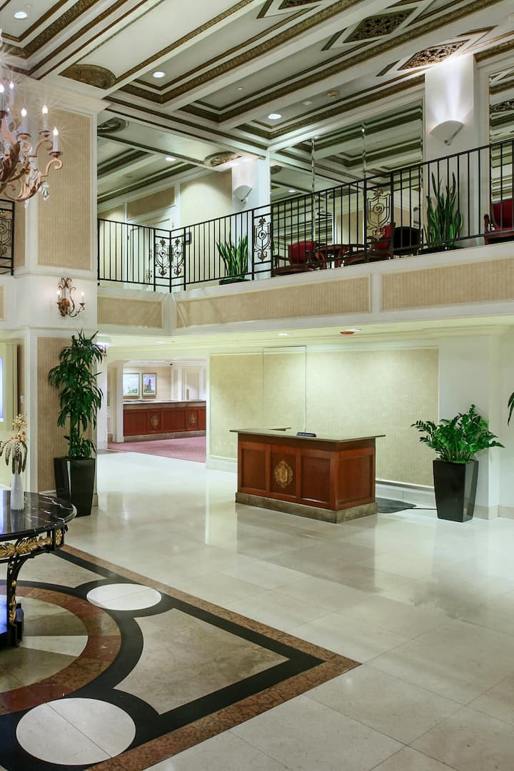 1920s-style Martini Bar Fits The Vibe - Chicago, IL