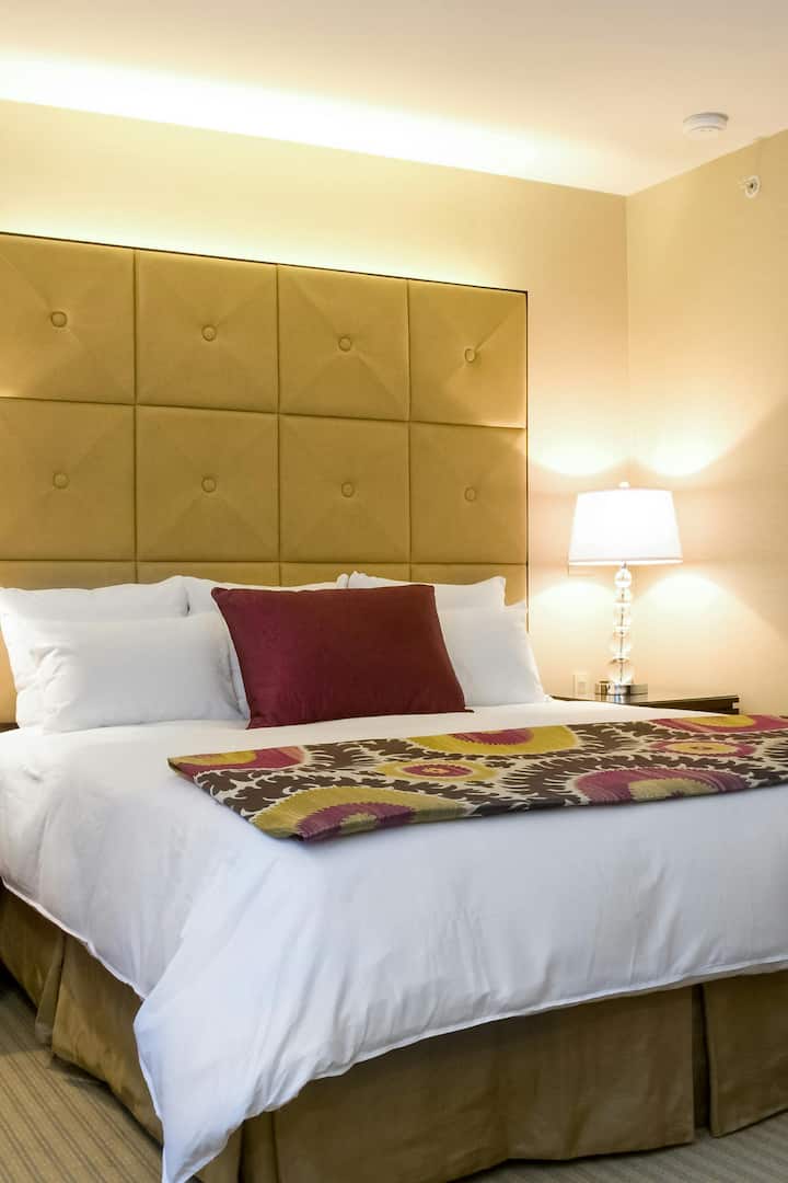 Private Dressing Area And Spacious Bathroom - Chicago, IL