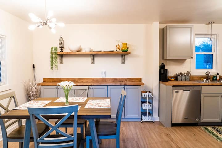 Madrona's Guesthouse- Easy Downtown Access - North Charleston, SC