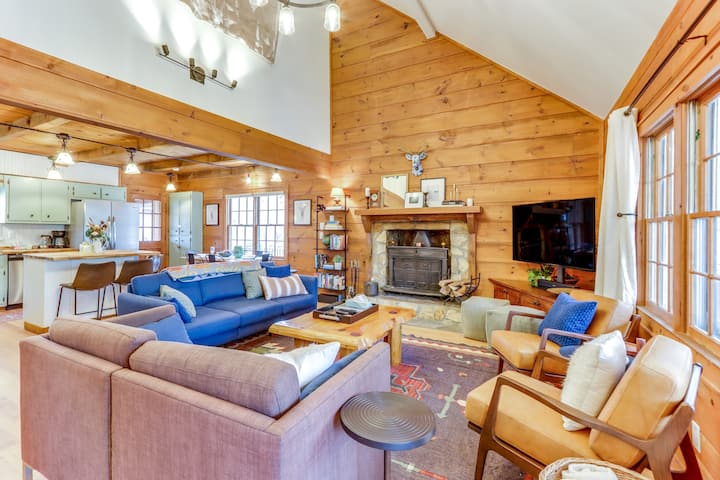 Cozy Ellijay Cabin: Hot Tub, Yard, & Resort Access - Ellijay, GA