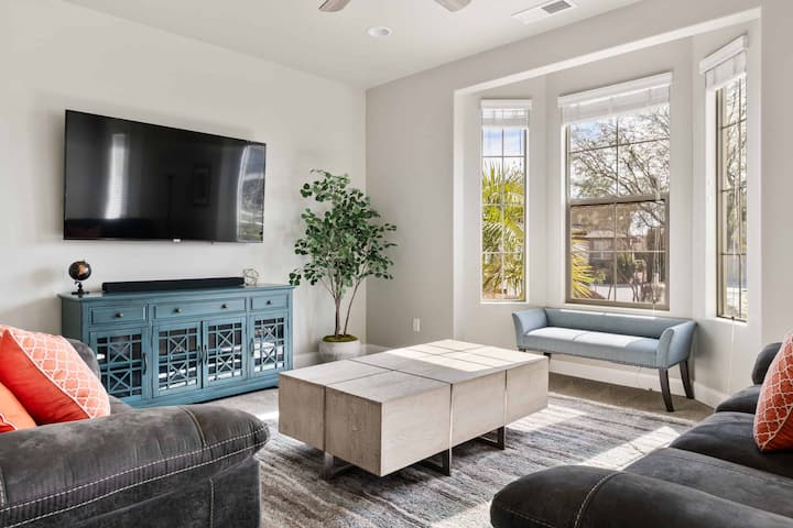 Red Cliffs Getaway: Ev Charger + Community Pool - St. George, UT