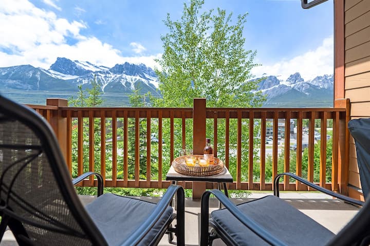 Lavish Mountain View Condo - Pool, Hot Tub & Sauna - Canmore