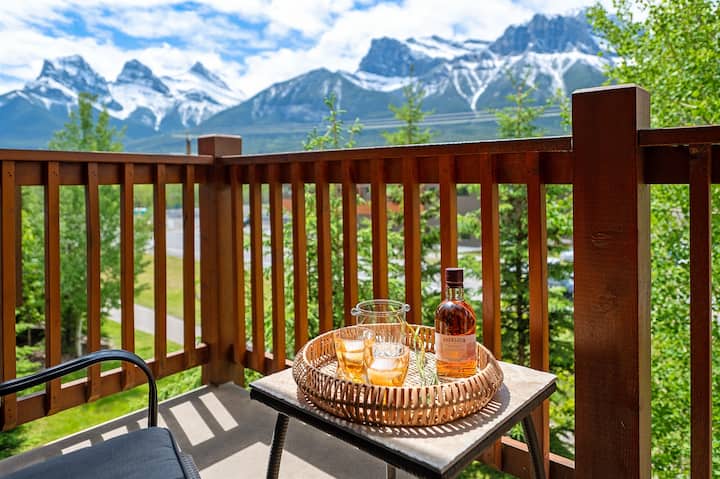 Lavish Mountain View Condo - Pool, Hot Tub & Sauna - Canmore