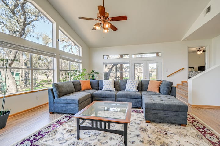 ‘Pin Oak Farmhouse’ W/ Patio In Dripping Springs - Dripping Springs, TX