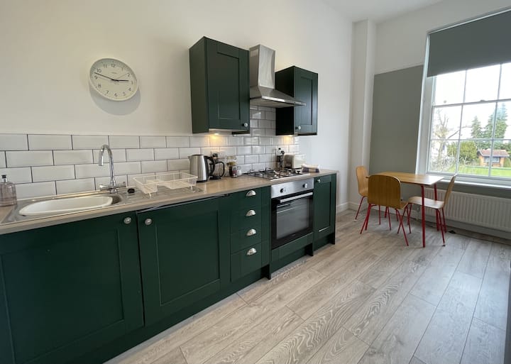 Explore The Cotswolds, Modern, Parking, Central - Cheltenham