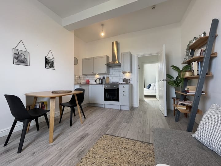 Comfy, Modern, Convenient, Parking! - Cheltenham