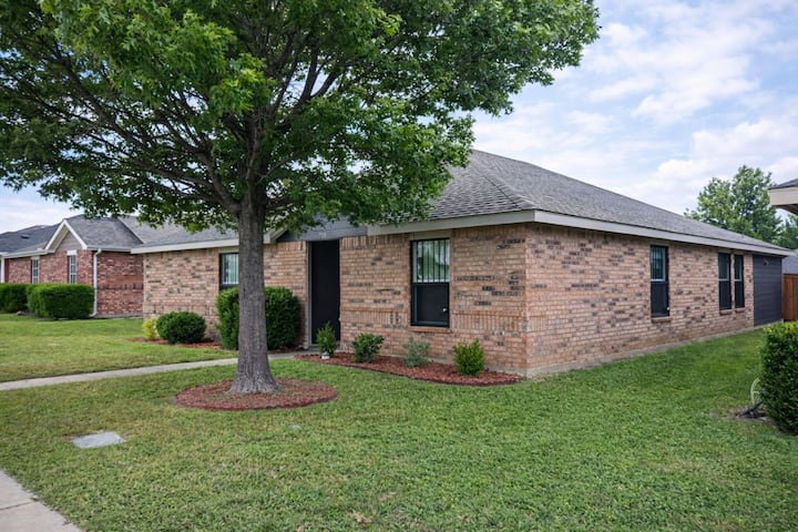 Game Room Retreat • 4br & 2 King Beds W/ Field - Lancaster, TX