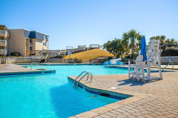 Beachfront Condo With Pool, Waterslide & Mini Golf - Morehead City, NC