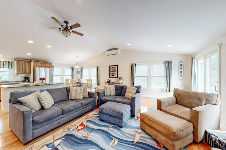 Cape Escape With Patio, Grill, Firepit, Outdoor Di - Mashpee Pond, MA