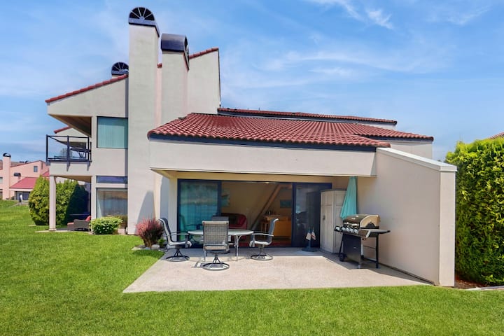 Studio Lakefront 1st-floor | Patio | Pool - Slidewaters, Chelan