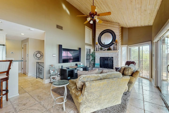 Refined 3br Lakefront W/pool, Tesla Charger, Patio - Spicewood, TX