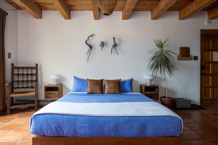 Sol • Sunny Adobe Studio Near Skiing • King Bed - Arroyo Seco, NM