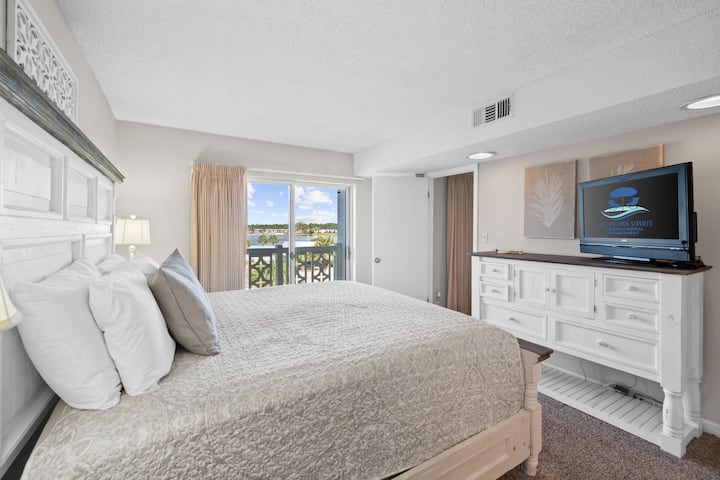 Bay Views, Pools & Sauna! Steps From The Beach! - Fort Walton Beach, FL