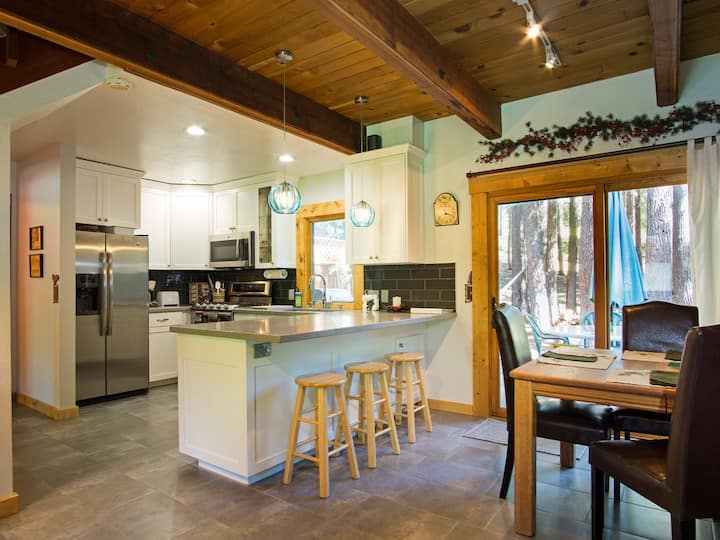 Big Water Pines, Walk To Private Beach/pier - Tahoma, CA