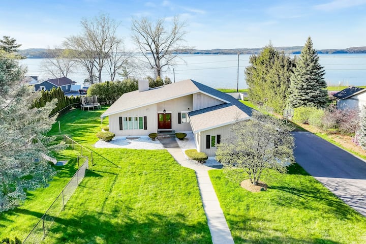 4br Lakefront | Pool | Fireplace | Deck - Burlington, VT
