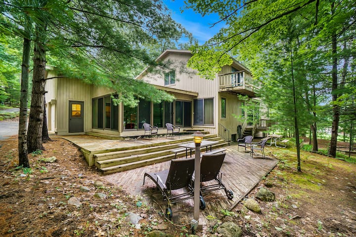 Two-story 3br Home With A Patio, Sunroom, Balcony - Glen Arbor, MI