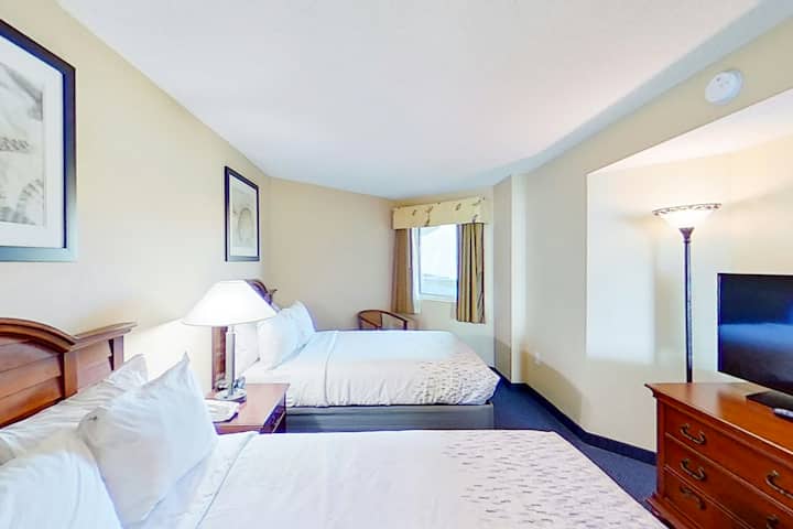 Carolinian Beach Resort 0531: 1br Oceanfront - Myrtle Beach, SC