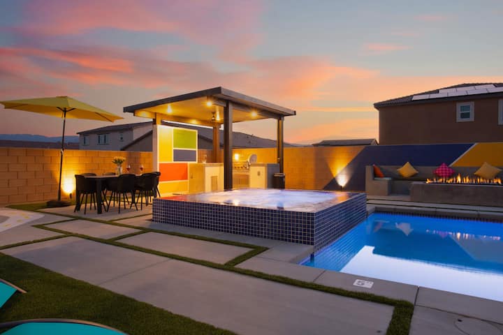 Resort Pool Spa Pickleball Sleeps 17 - Coachella, CA