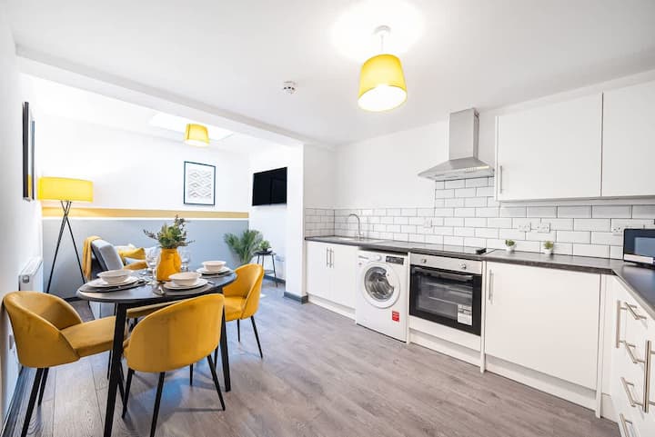 Stylish Manchester Apartment | 5 Bedrooms, 5 Baths - Bury