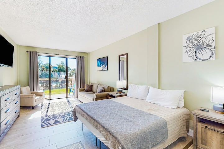 Soundview Studio On 1st-floor With Patio & Pool - フォート・ウォルトン・ビーチ, FL